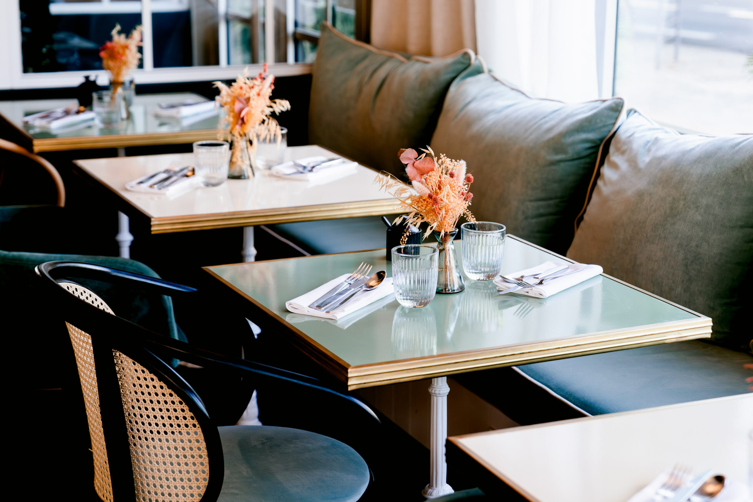 How to Choose the Perfect Restaurant Table: A Complete Buying Guide - Ardamez