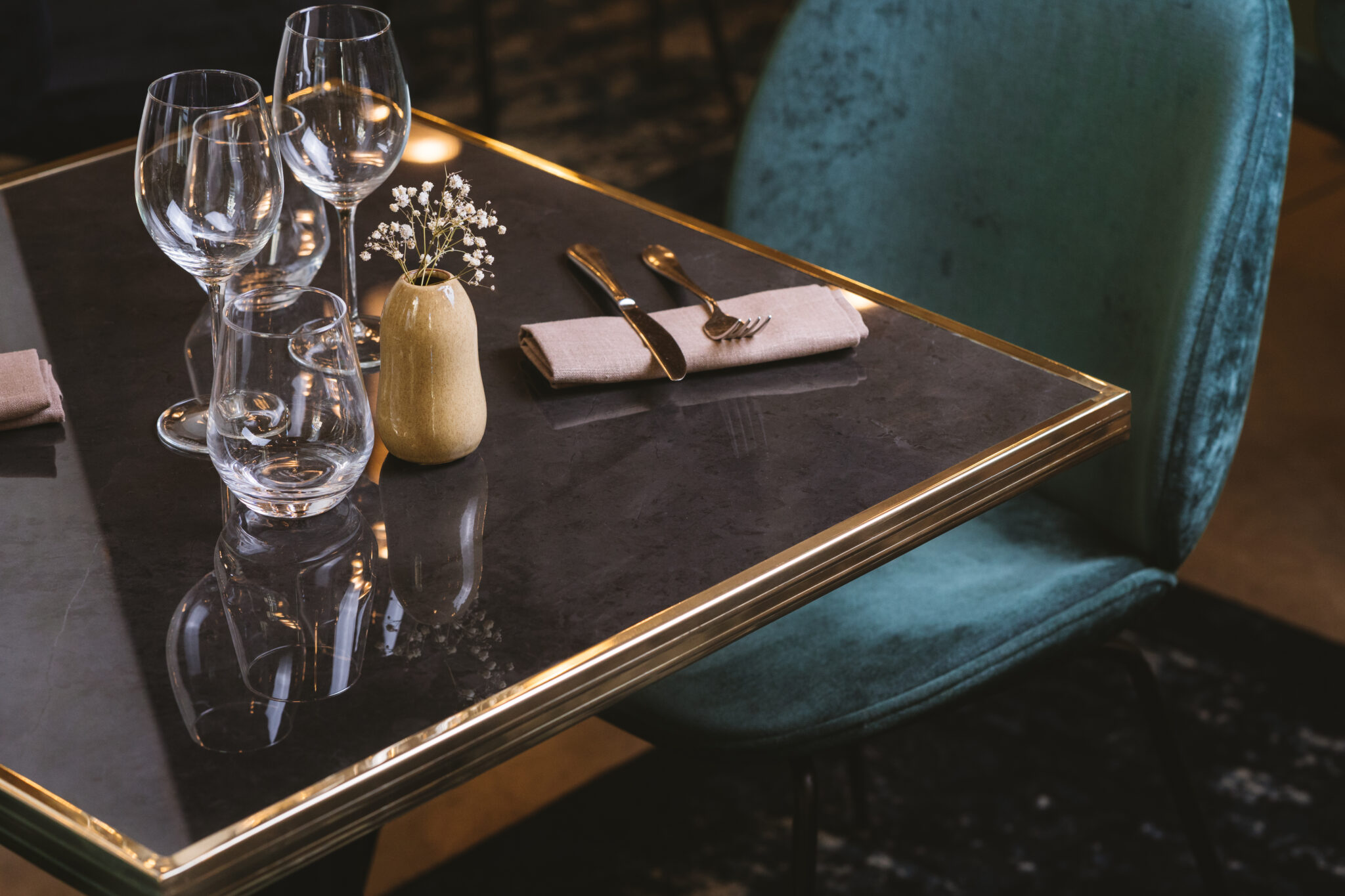 How to Choose the Perfect Restaurant Table: A Complete Buying Guide ...