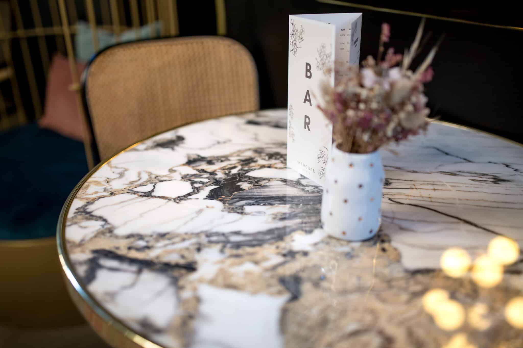 Table bistrot marbre ou table bistrot céramique : que choisir ? - Ardamez